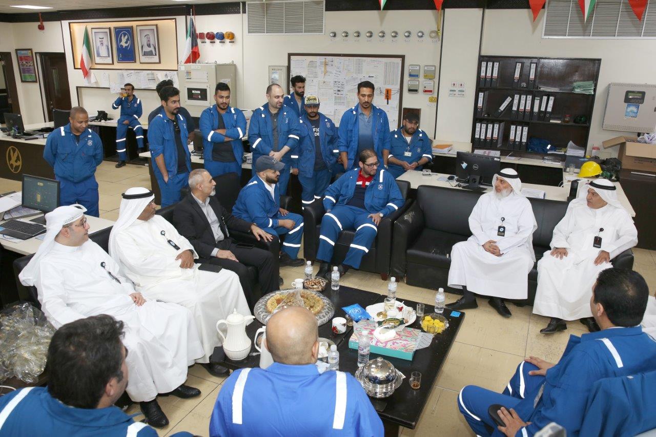 Pages - KPC CEO KOC CEO toured work sites visited KOC employees